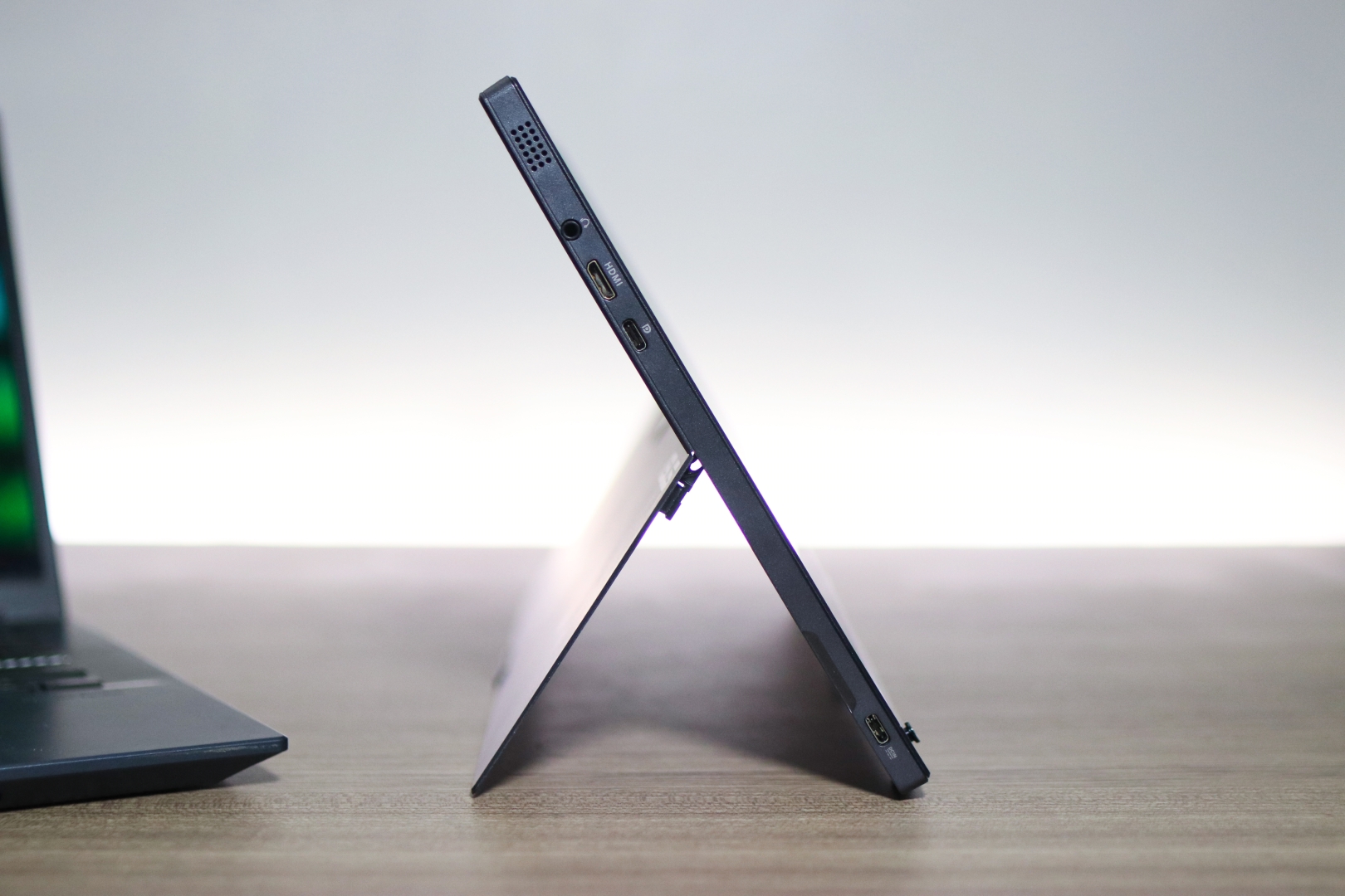 ASUS ZenScreen Go MB16AWP Wireless Portable Monitor - GLINT